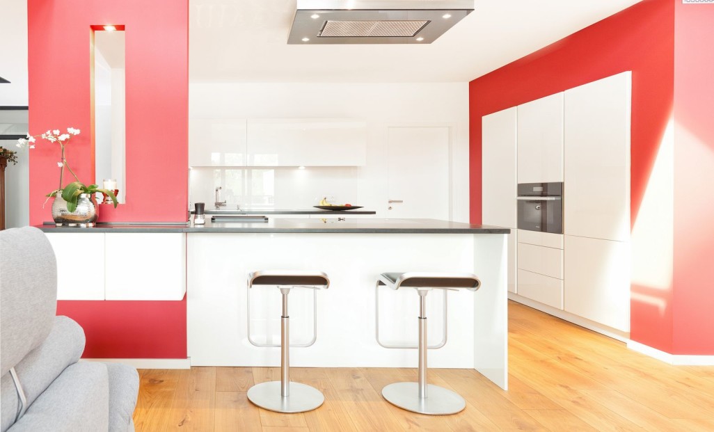 Kochinsel mit Theke in weißer grifflosen Leicht Küche und Naturstein ...