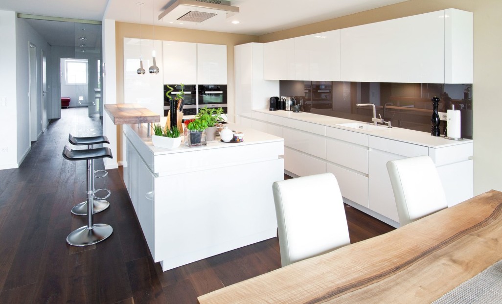 Kochinsel Küchentraum in Hochglanz weiß mit Theke und modernster ...