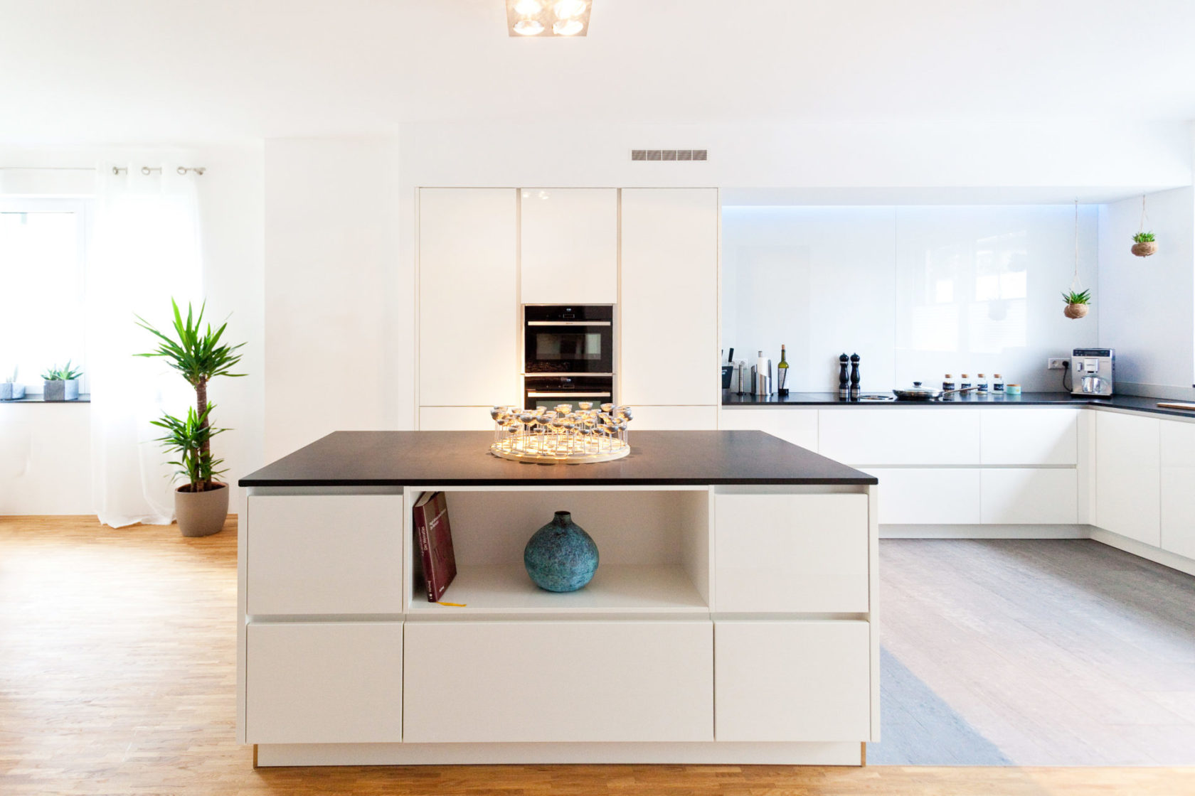 Moderne Hochglanz-Küche in weiß mit Kücheninsel, Bora Kochfeld und NEFF ...